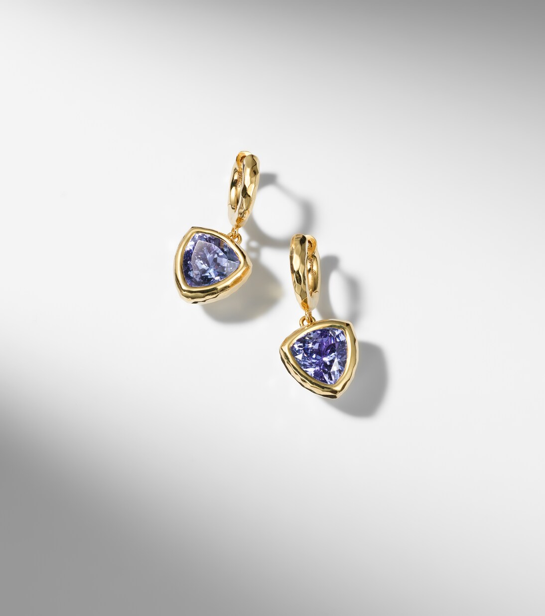 Hidden Gems 18kt gold (750/1000) hoop earrings with tanzanite in gold ...