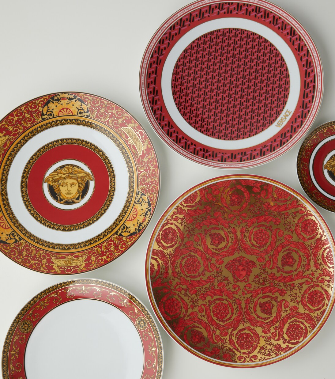 Medusa porcelain service plate in red - Versace Home | Mytheresa