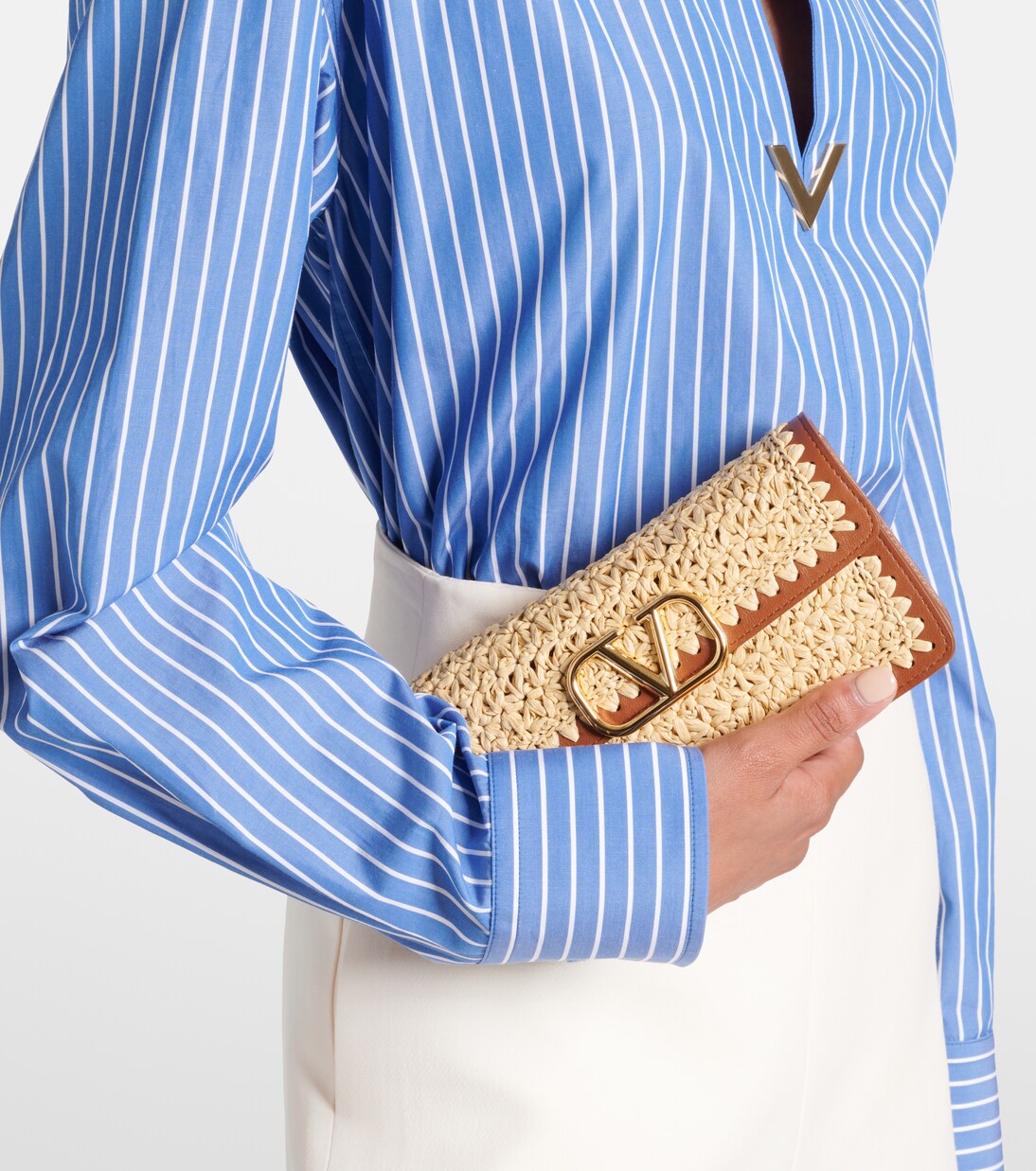 Cartera con cadena VLogo Signature de rafia en beige - Valentino ...