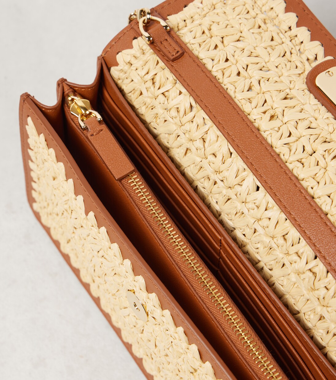 Cartera con cadena VLogo Signature de rafia en beige - Valentino ...