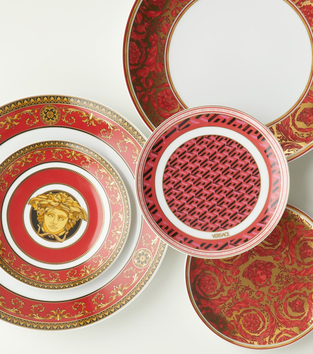 Medusa porcelain dinner plate in red - Versace Home | Mytheresa